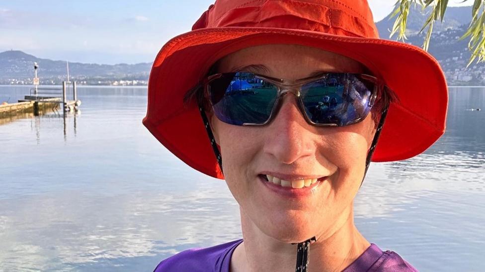 Blind Paralympian Melanie Barratt completes Channel swim - BBC News