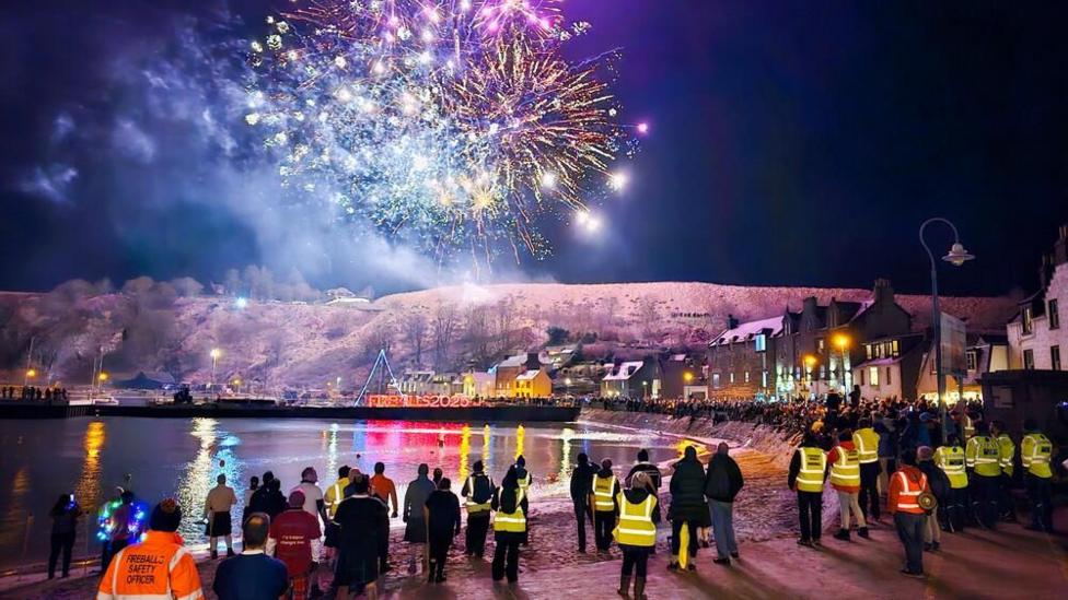 Loony Dookers welcome the New Year with icy plunge - BBC News
