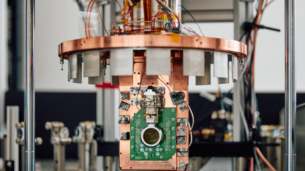 Google unveils 'mind-boggling' quantum computing chip - BBC News