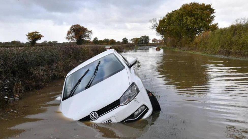 Flooding pictures: Heavy rain hits southern England - BBC News