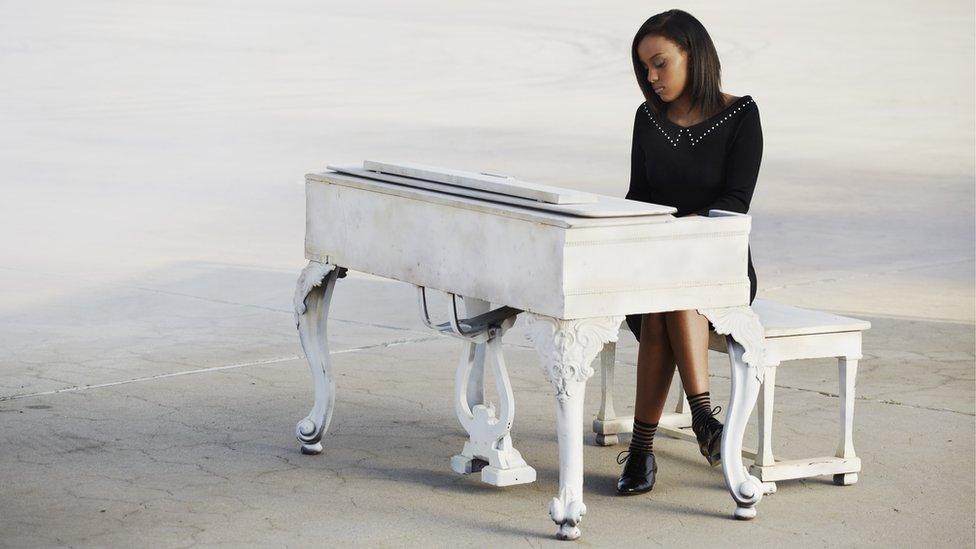 The six seconds that created a huge hit for Ruth B - BBC News