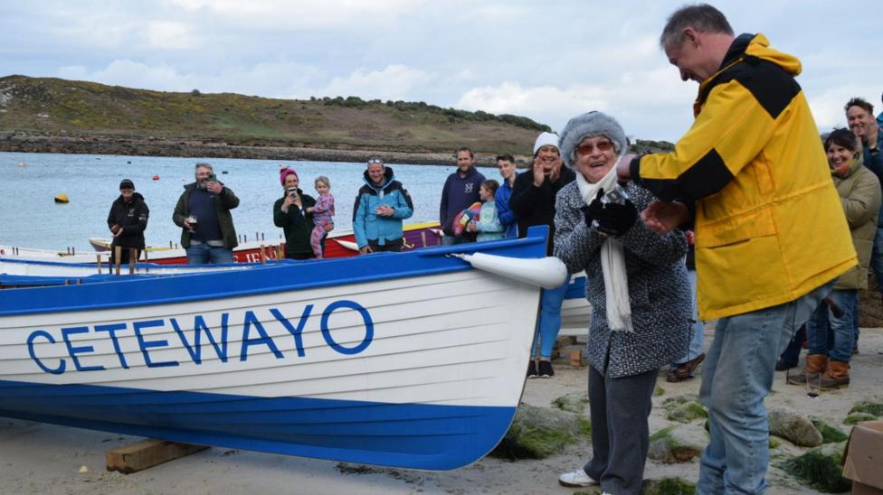 Gig rowers head to Scilly for world championships - BBC News