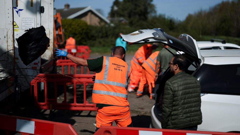 Why are Birmingham's bin workers on strike? - BBC Newsround