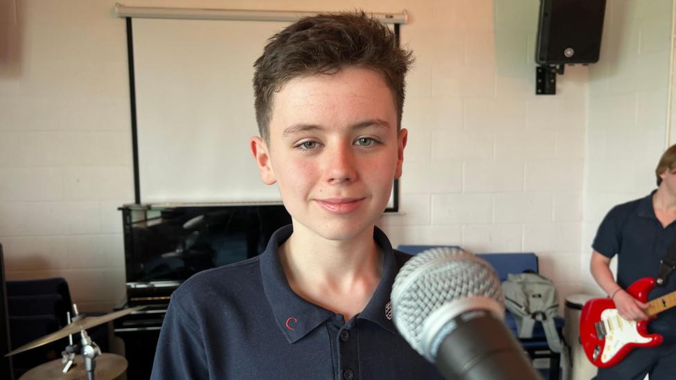 Busker Jason Allan to stop playing in Leeds to 'put safety first' - BBC ...