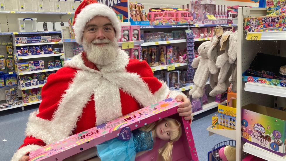 Massive toy donation will help 'change lives' - BBC News