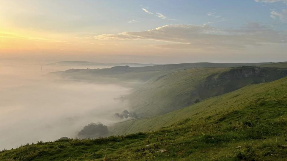 'Magical' cloud inversions seen in the Peak District - BBC News