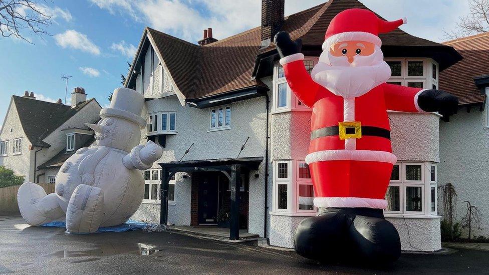 Letchworth giant Santa and snowman inflatables bring joy - BBC News
