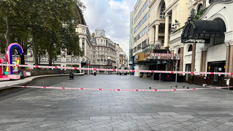 London police stabbing: Two officers taken to hospital - BBC News