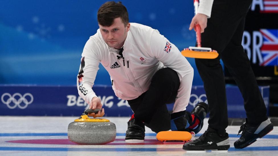 Grand Slam of Curling: Team Mouat through to semi-finals - BBC Sport