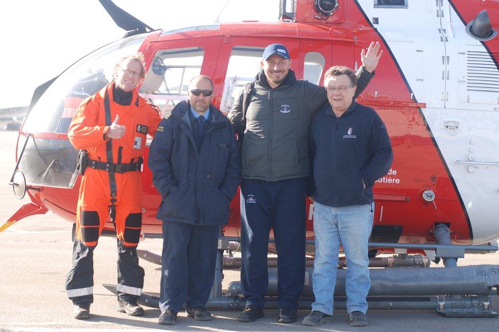 Sergey Ananov: Two days on ice with three polar bears - BBC News