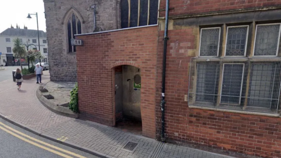 Herefordshire homeless pods 'unfit for purpose' - BBC News