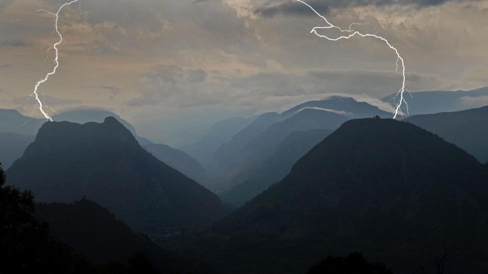 What is a thunderstorm and can it thunder without rain? - BBC Weather