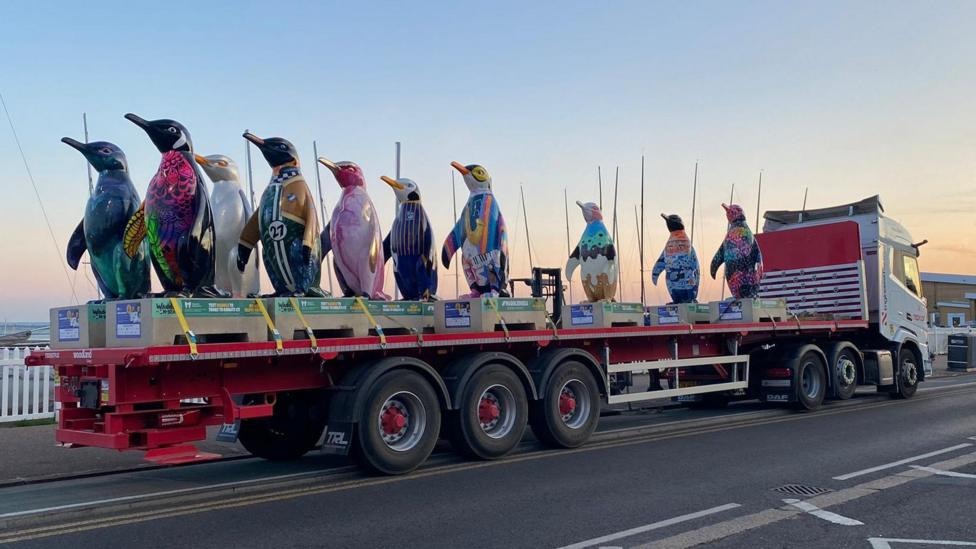 Penguins waddle into Southend-on-Sea for sculpture trail - BBC News
