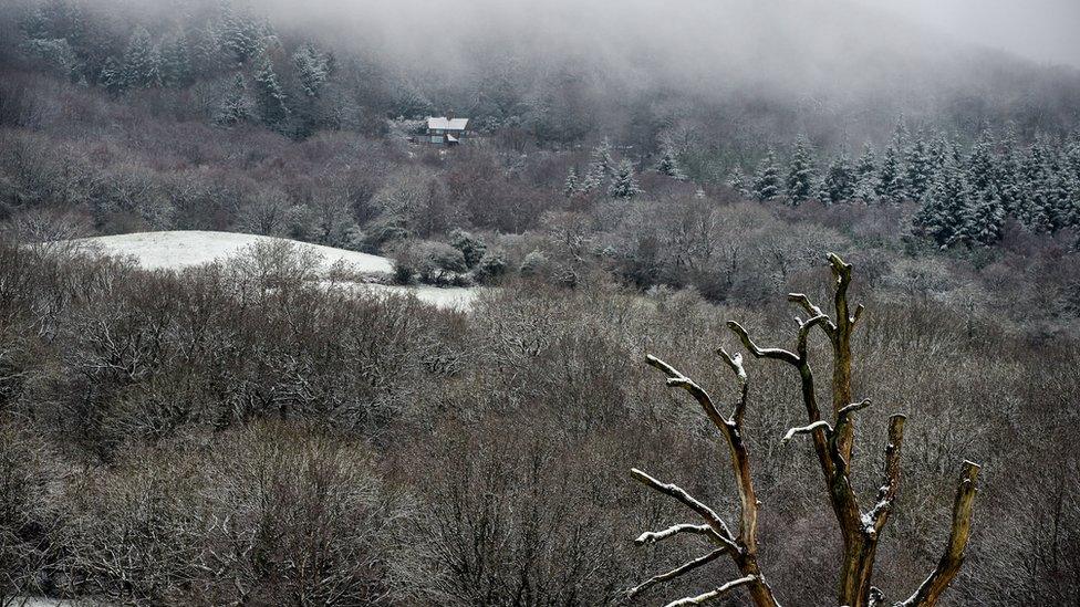 Snow sweeps across parts of the UK - BBC News