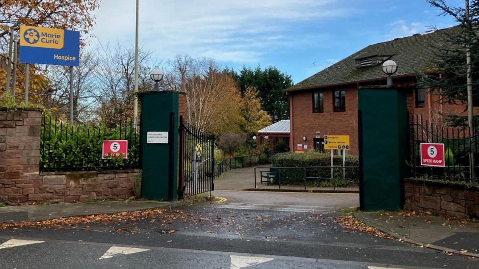 Temporary ward opens after Marie Curie Woolton hospice closure - BBC News