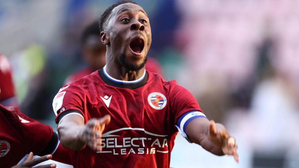 Reading sign goalkeeper Jack Stevens and Andy Yiadom extends contract ...