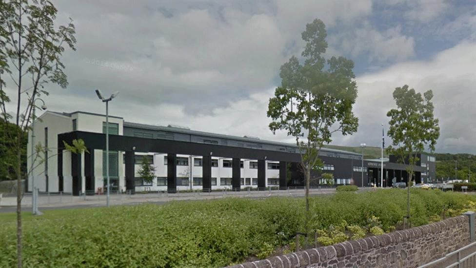 Row over Hermitage Academy's exam system - BBC News