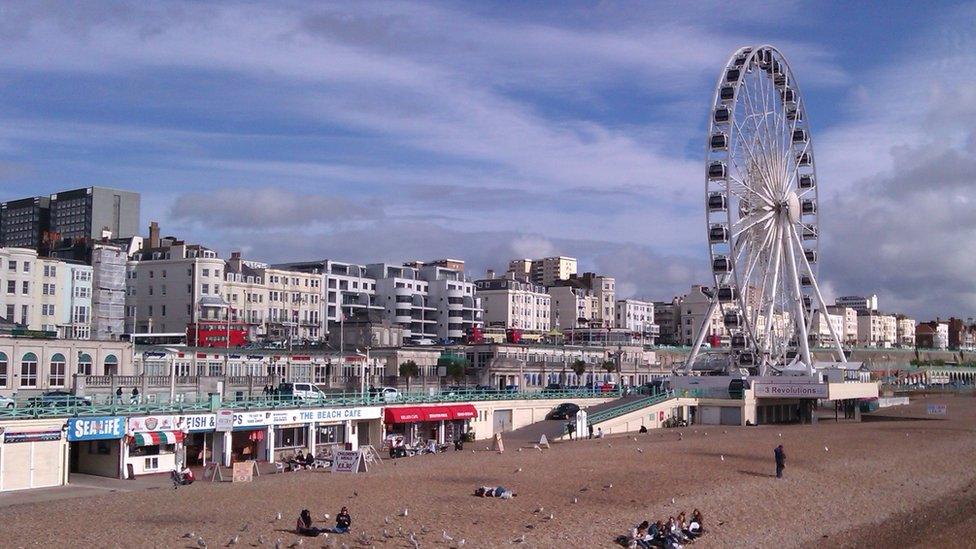 Brighton's 300-metre zip wire approved for seafront - BBC News