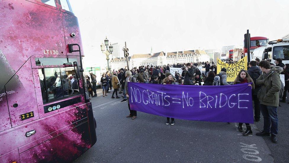 Student grant protest blocks Westminster Bridge - BBC News