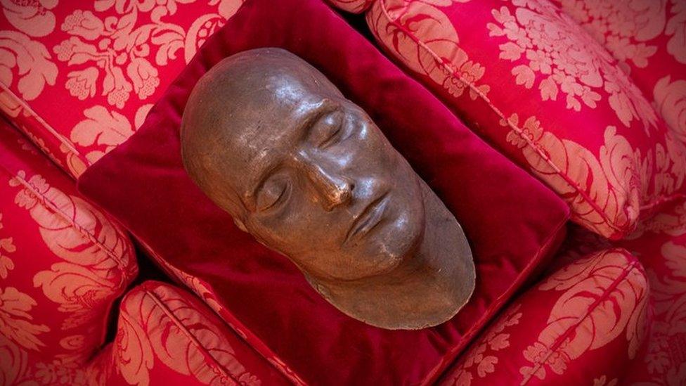 Apsley House: Napoleon bronze death mask restored - BBC News