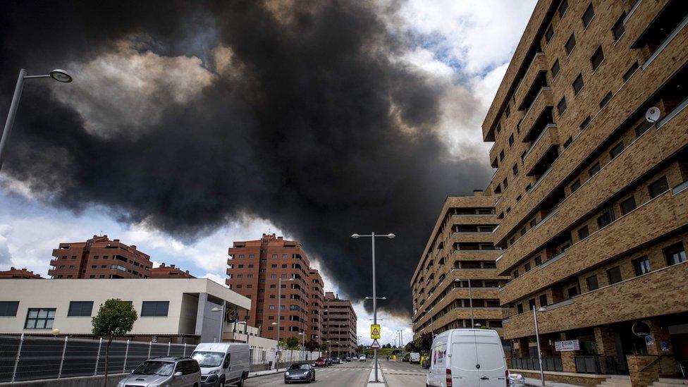 Spain toxic tyre dump at Sesena forces mass evacuation - BBC News