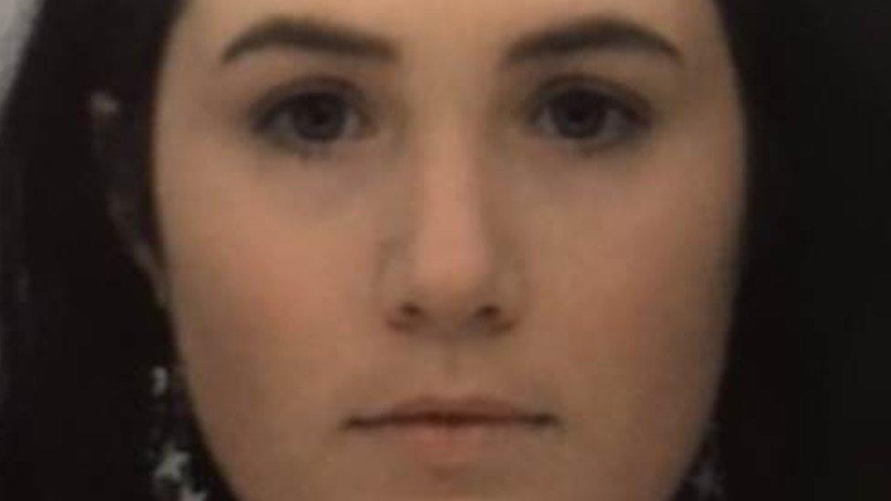 Anna Lewis: Fresh appeal for missing trainee nurse - BBC News