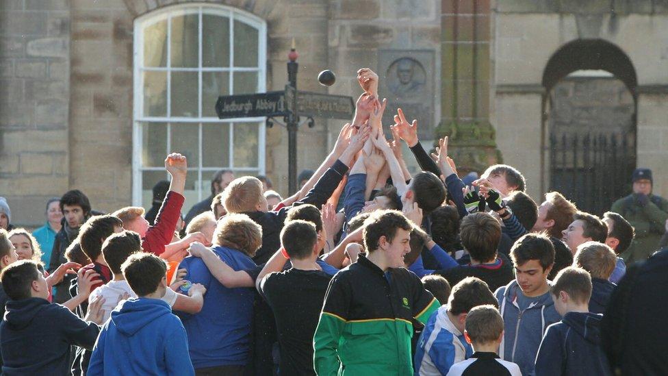 In pictures: Jedburgh's ba game - BBC News