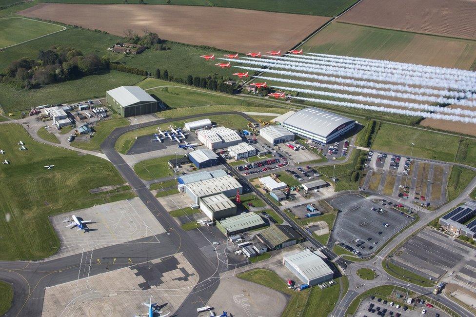 The Red Arrows wow onlookers during Yorkshire training flight - BBC News