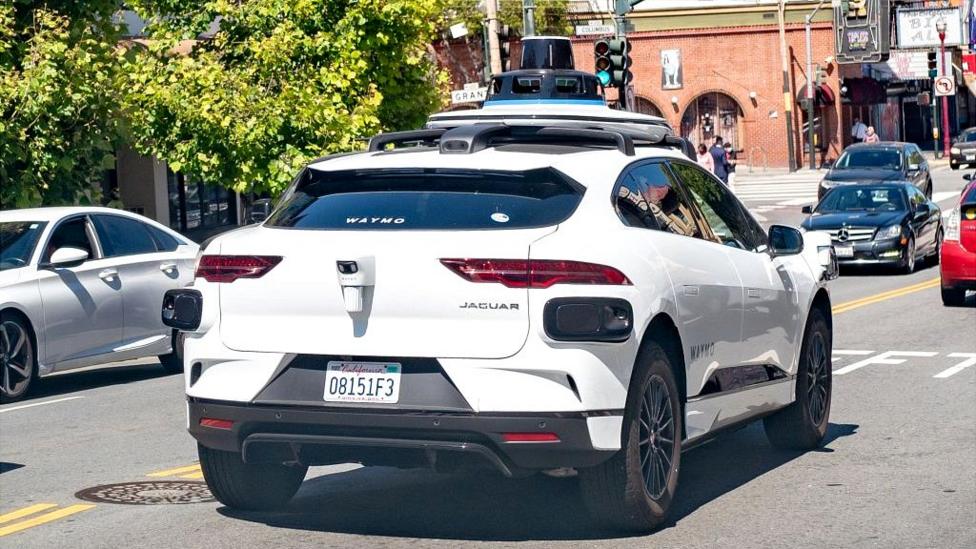 Milton Keynes to hold large-scale driverless car trial - BBC News