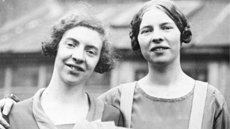 The opera-loving sisters who 'stumbled' into heroism - BBC News