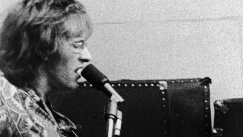 Jefferson Airplane's Marty Balin dies aged 76 - BBC News