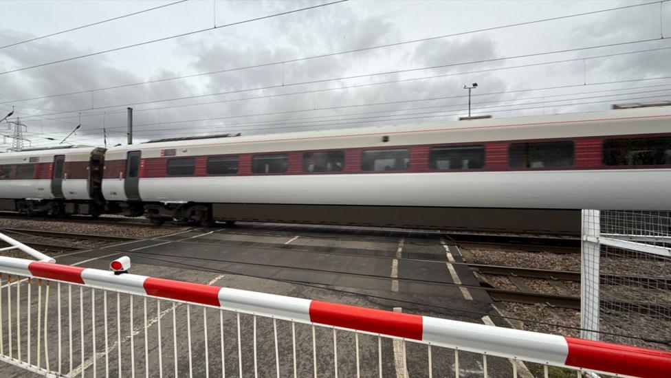 Chiltern Railways to run first part of East West Rail - BBC News