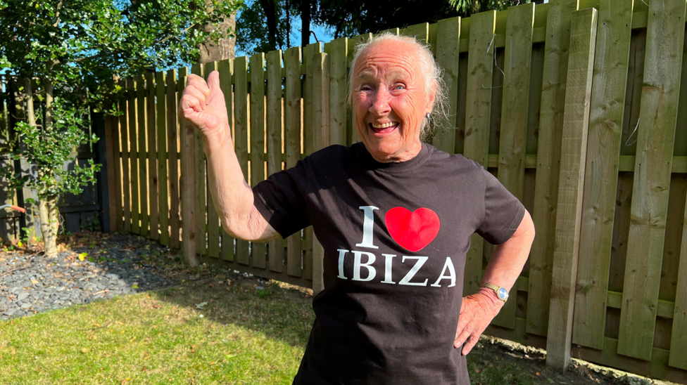 'Five million people saw me empty my dishwasher on Instagram' - BBC News