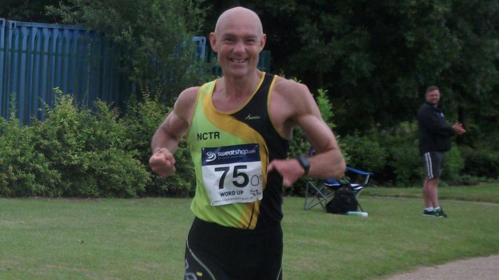 Steve Edwards to run his 1,000th marathon in Milton Keynes - BBC News