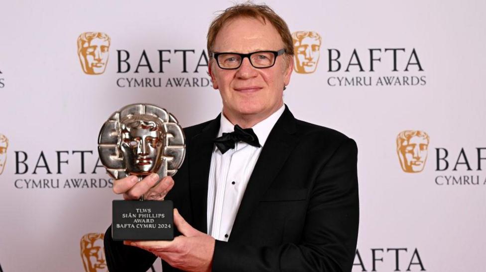 Ryan Reynolds' Welsh teacher to receive top Welsh honour - BBC News