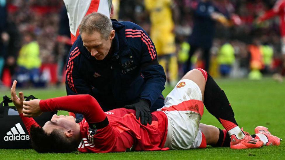Man Utd news: Martinez injury compounds Man Utd misery - BBC Sport