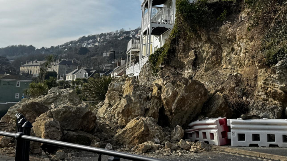 'Low risk' of further Ventnor rockfall collapse on Isle of Wight - BBC News
