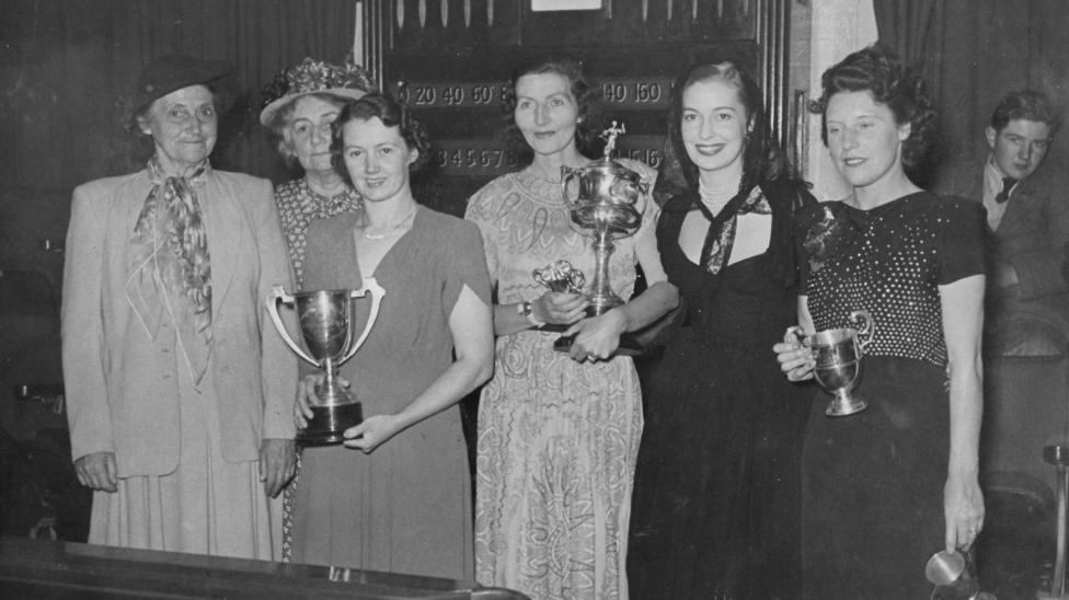 Agnes Davies: The Welsh woman who snookered men for 64 years - BBC News