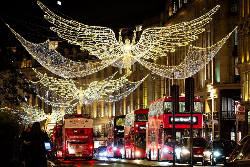 Crackers, lights and cards: Festive traditions rooted in London - BBC News