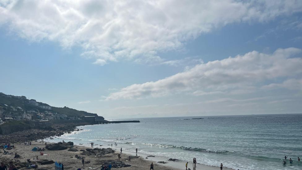 Cornwall beaches receive Blue Flag status ahead of summer season - BBC News
