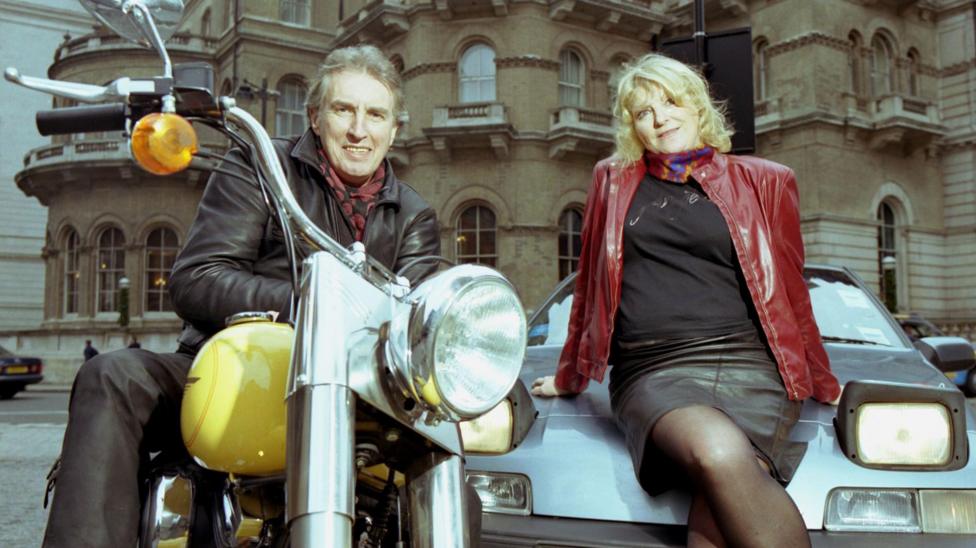 DJ Johnnie Walker ends 58-year career with last BBC show - BBC News