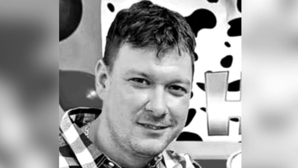 M40 crash: Tribute to 'devoted dad' who died - BBC News