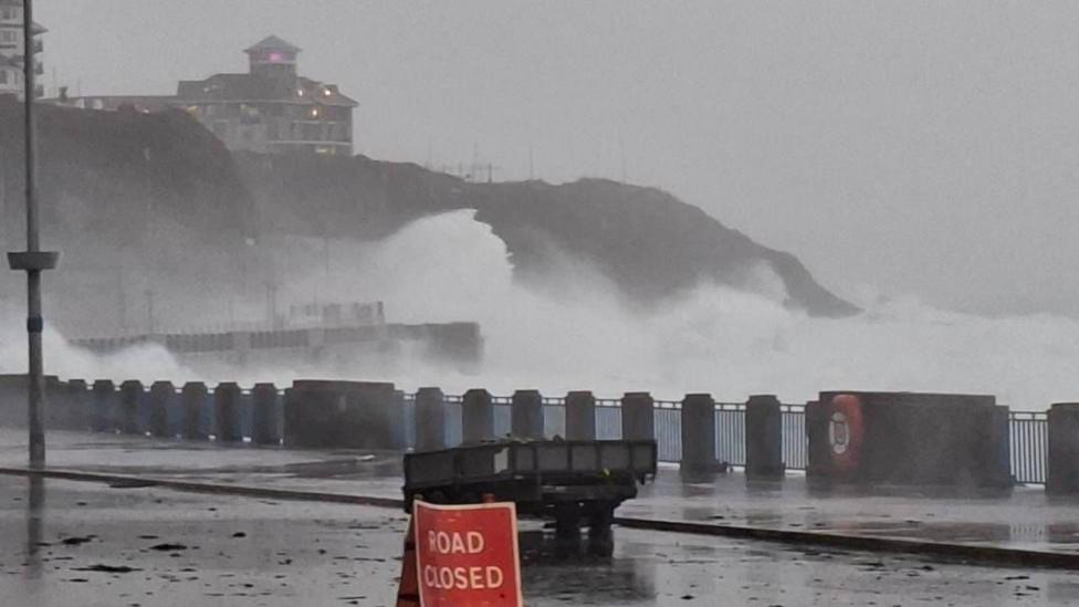 People urged to avoid coastal areas during storm on Isle of Man - BBC News