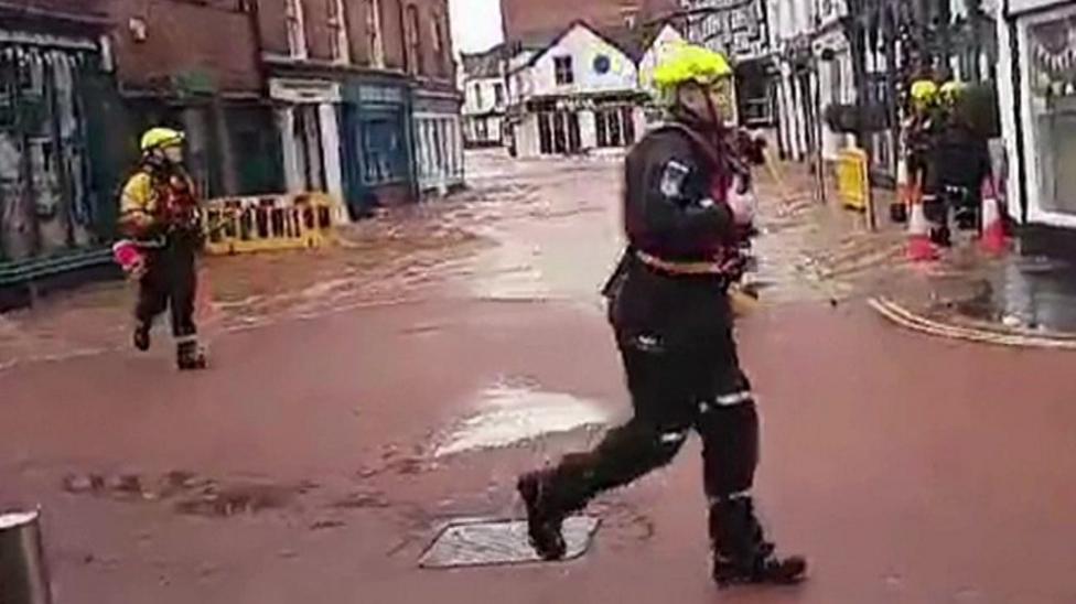 Tenbury Wells: New wall building under way after flood collapse - BBC News