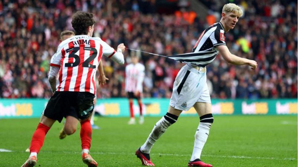 Sunderland police plans in place for Wear-Tyne derby - BBC News