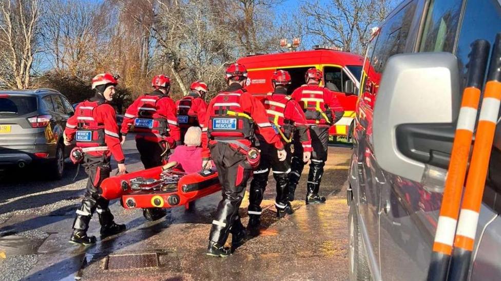 Iford Bridge Home Park residents told 'evacuate' as river rises - BBC News