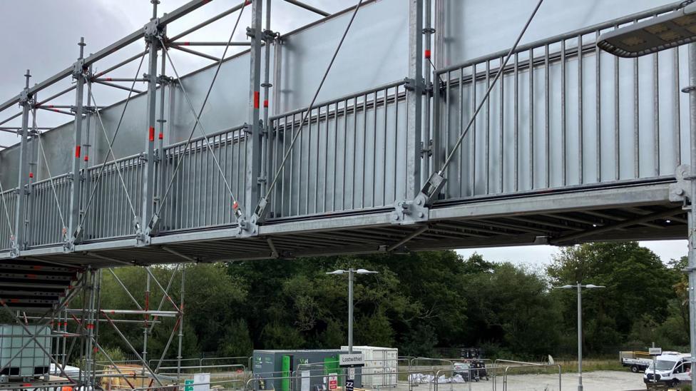 Temporary £200k 'ugly' footbridge set for Lostwithiel - BBC News