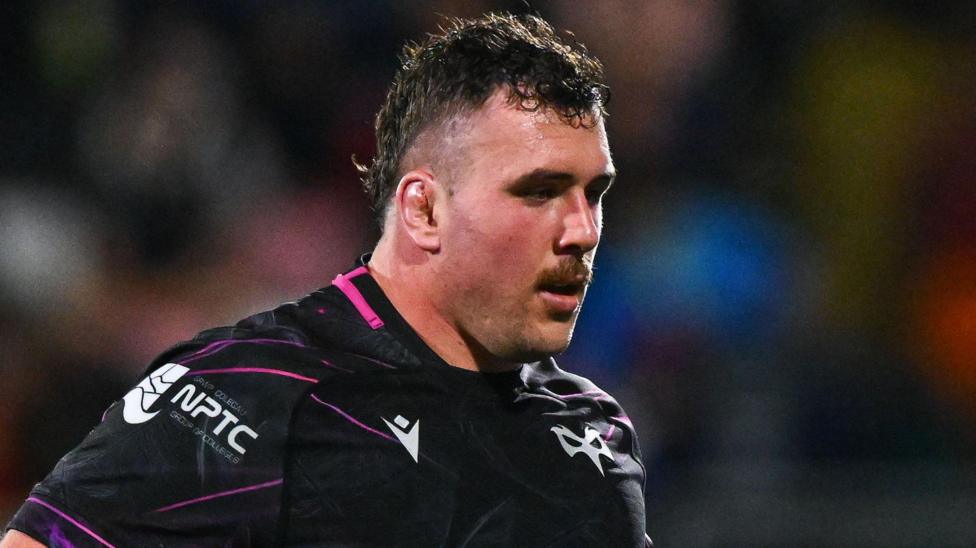 Prop Warren signs new Ospreys deal - BBC Sport
