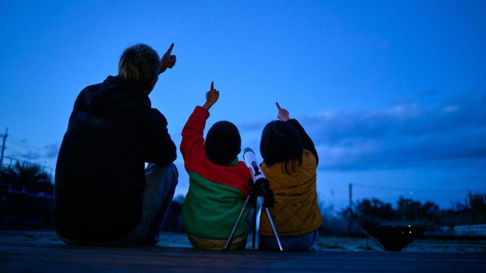 Planetary parade: What is it and how can you see it? - BBC Newsround