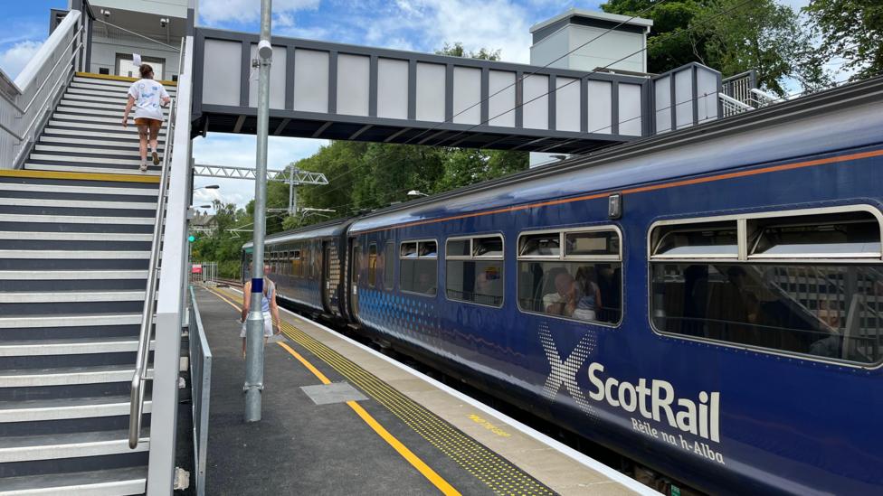 ‘Stop using my voice' - ScotRail's new announcer is my AI clone - BBC News